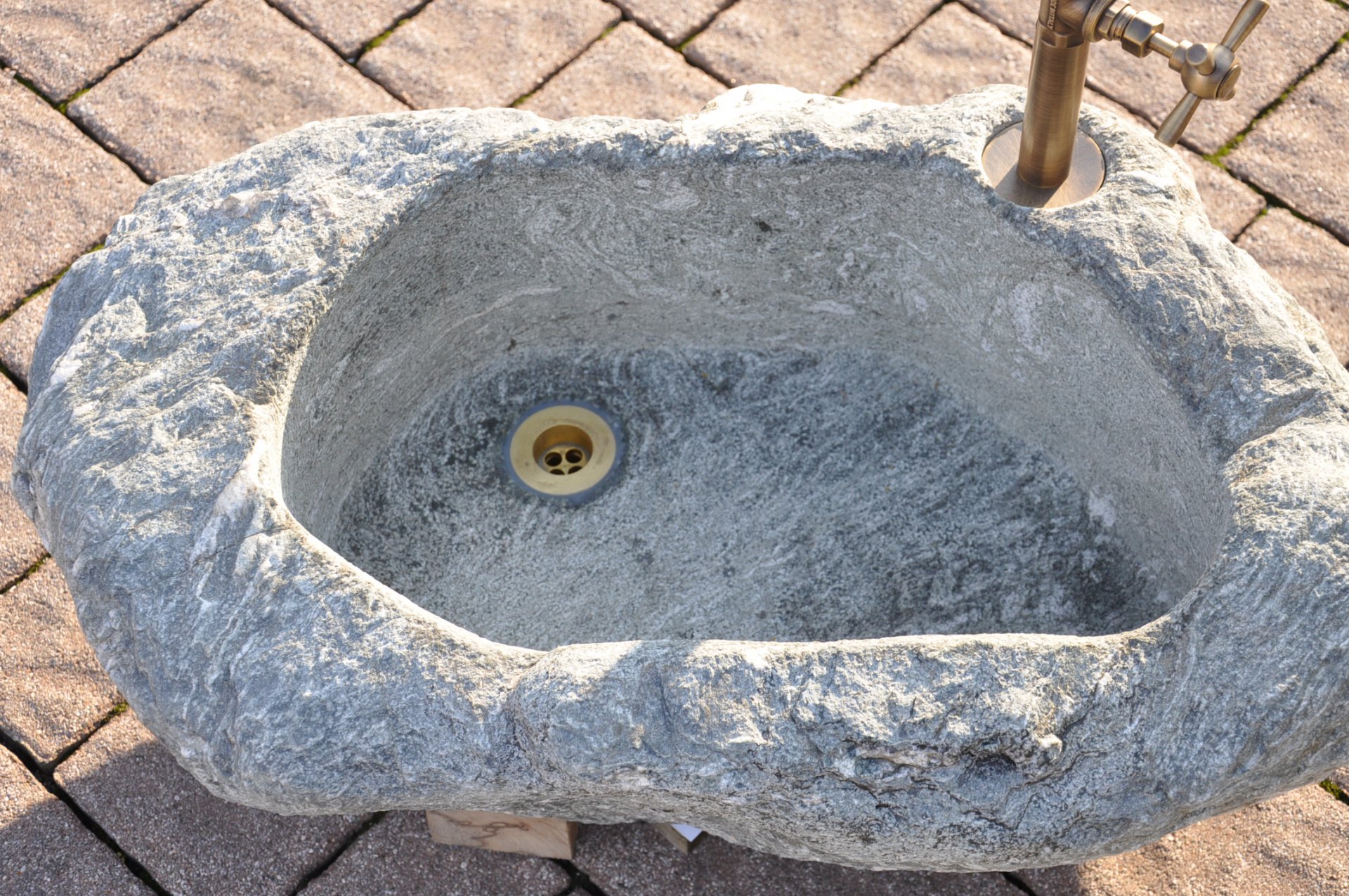 Quartz phyllite fountain with tap