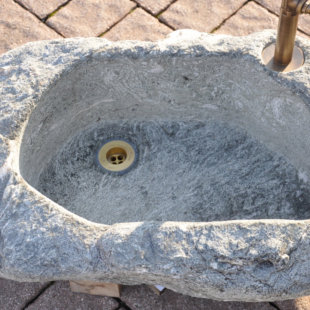 Quartz phyllite fountain with tap