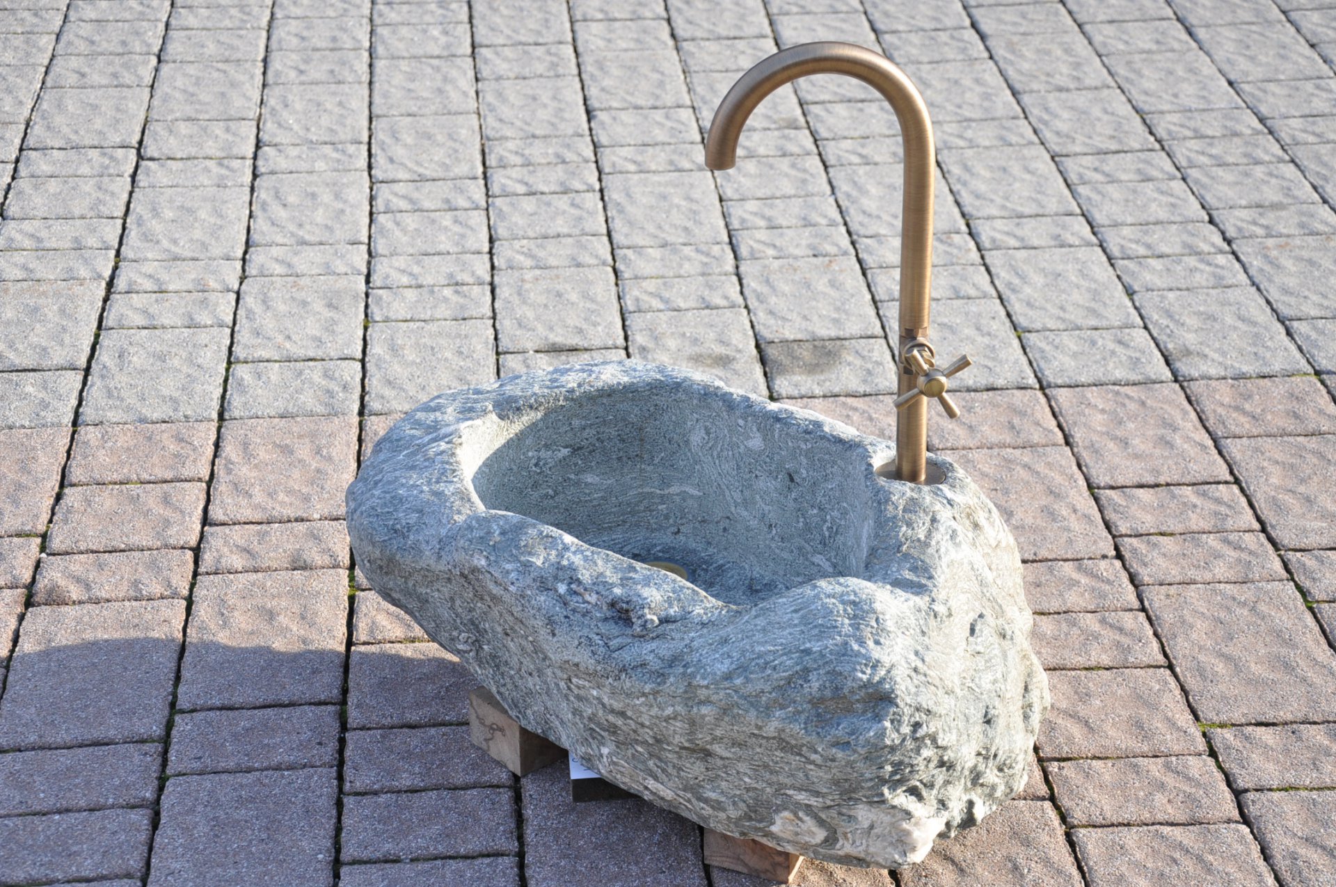 Quartz phyllite fountain with tap