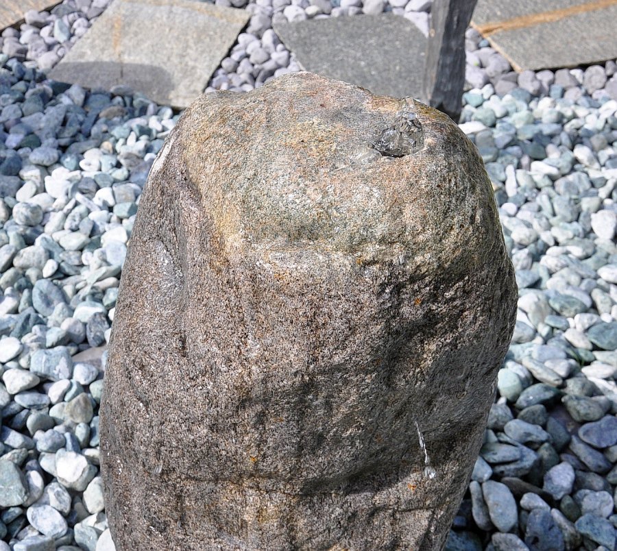 Dunkle Tonalitsäule gebohrt mit Becken D:125 cm inkl. Pumpe und Zubehör